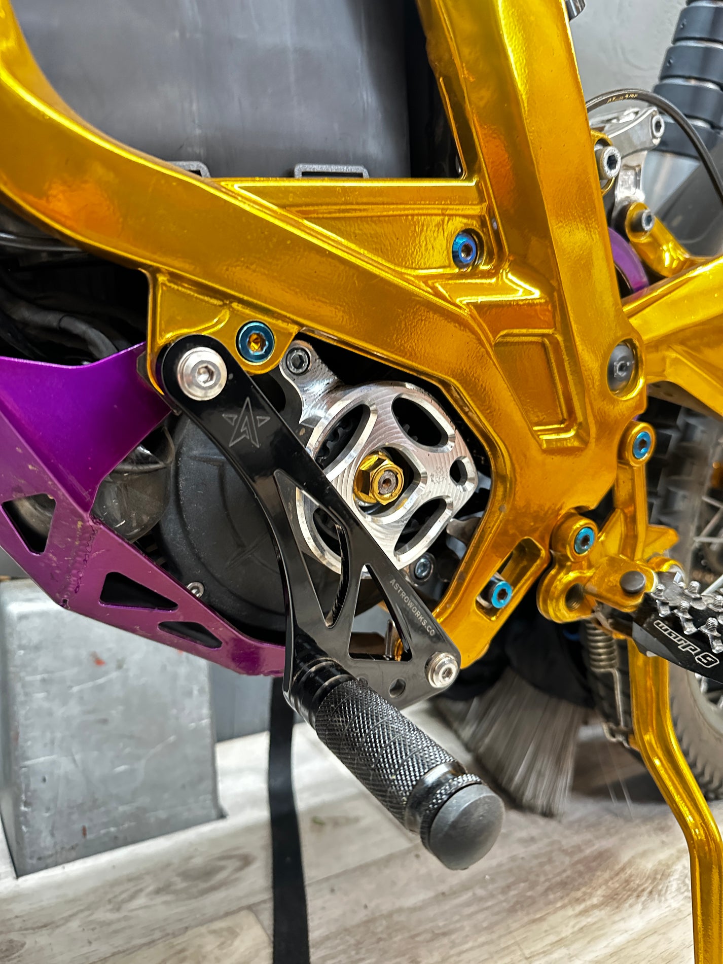 AstroWorks.co Surron Eride Pro Shift Lock – EmotoWorx